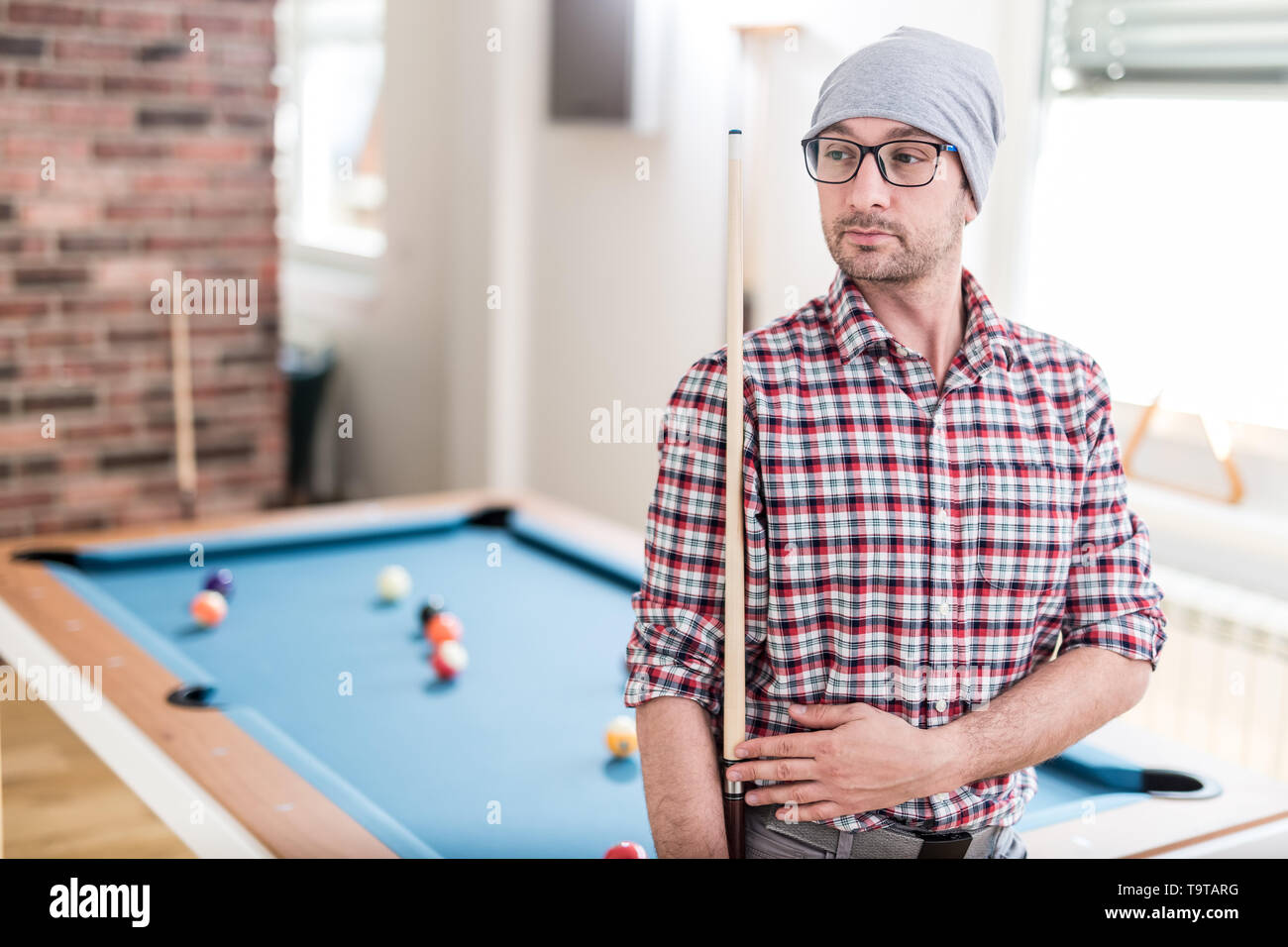 Man next to pool table hi-res stock photography and images - Alamy