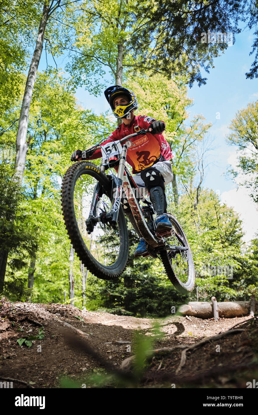 Mountainbike downhill mountain extreme hi-res stock photography and ...