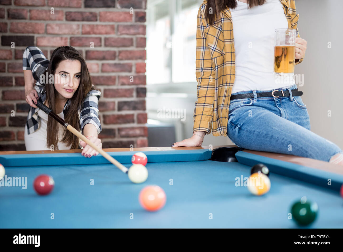 College students drinking alcohol hi-res stock photography and images ...