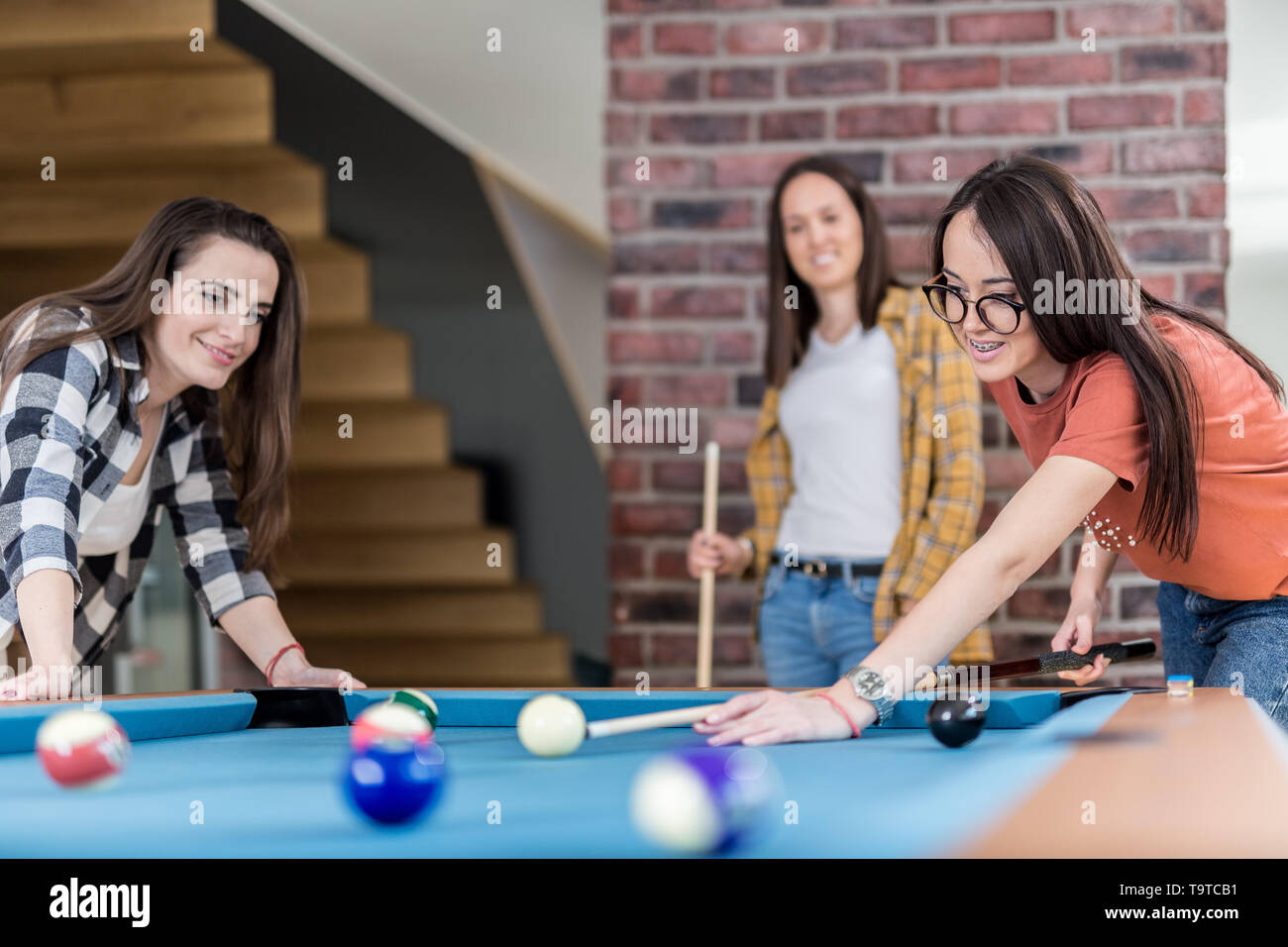 Female pool player hi-res stock photography and images - Alamy