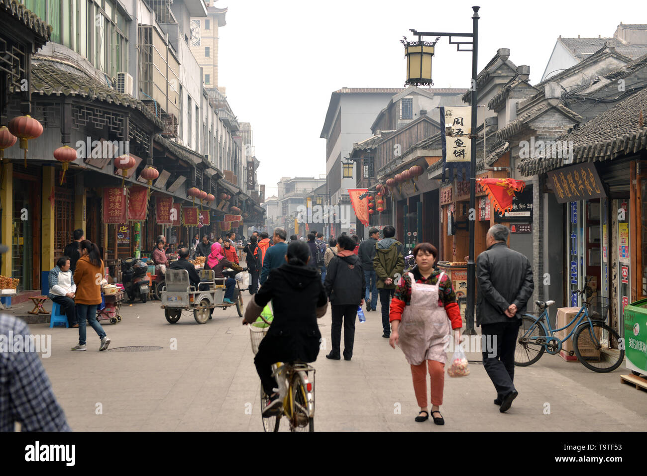 Traditional street pedestrian hi-res stock photography and images - Alamy