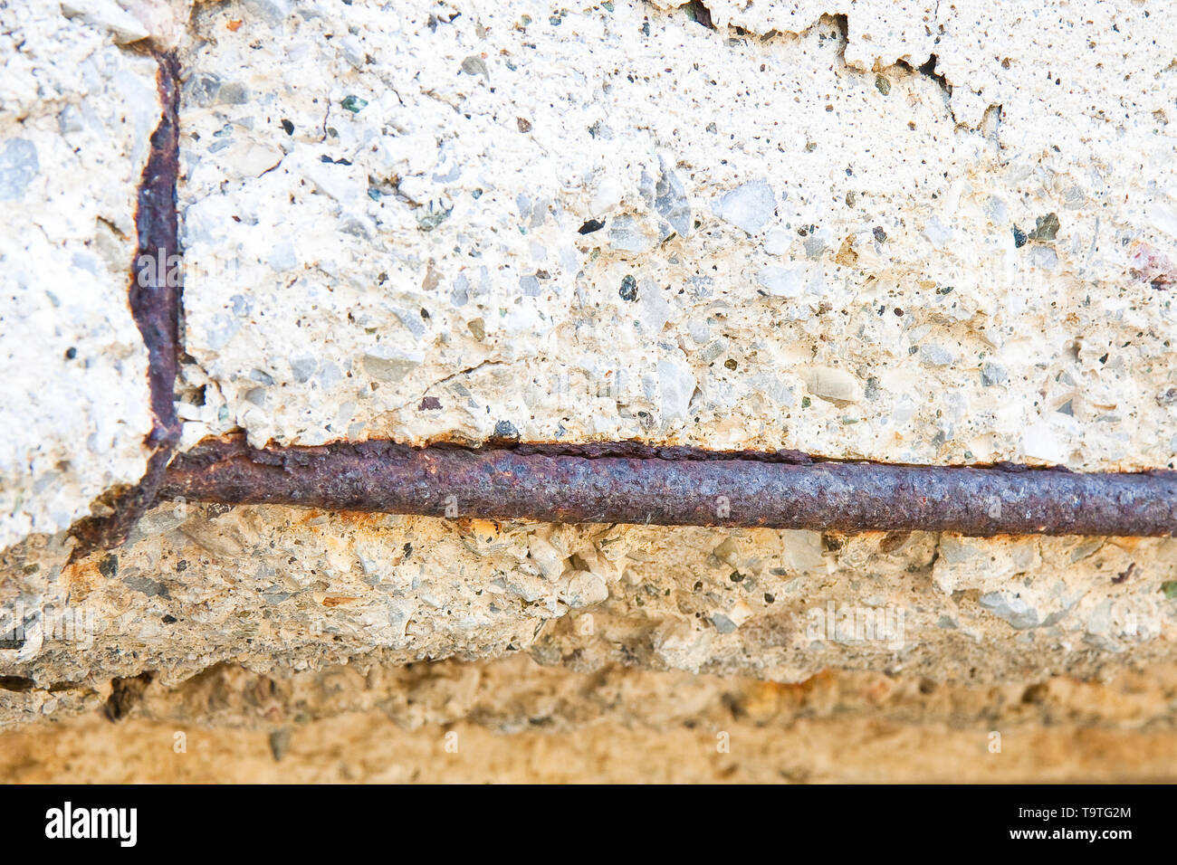 Damaged concrete caused by rusting reinforcement bars Stock Photo - Alamy