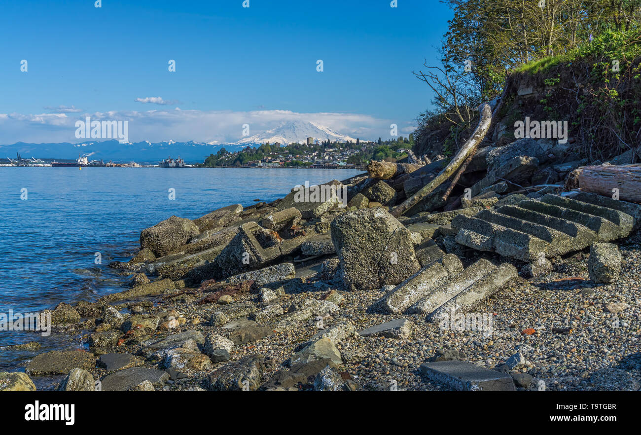A view of Mount Rainier and the Ruston shoreline Stock Photo - Alamy