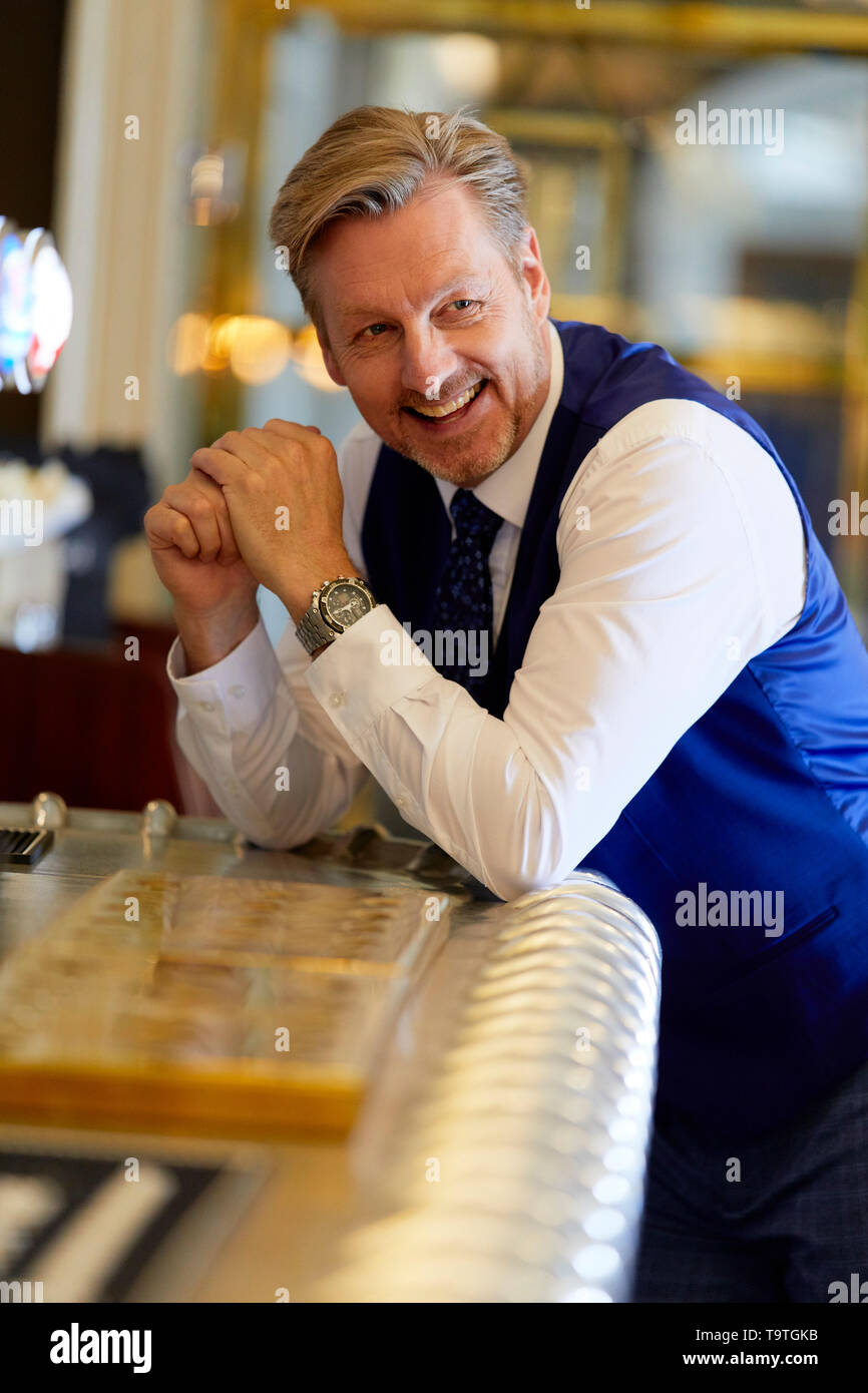 Lean bar hi-res stock photography and images - Alamy