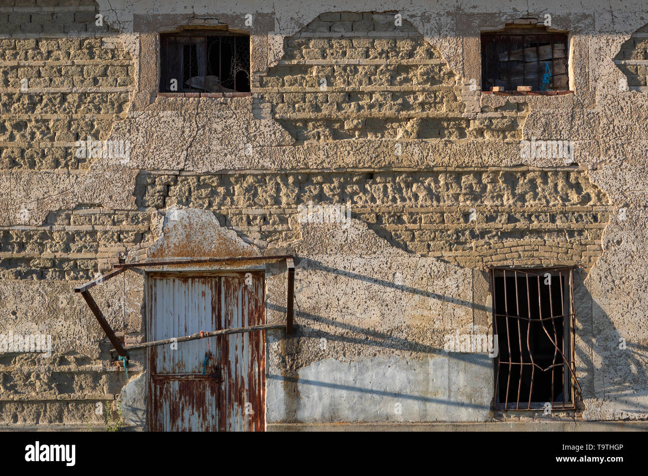 Ruined window of an abandoned house Stock Photo - Alamy