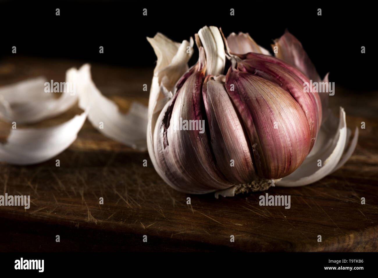 garlic on wood frame and dark background Stock Photo - Alamy