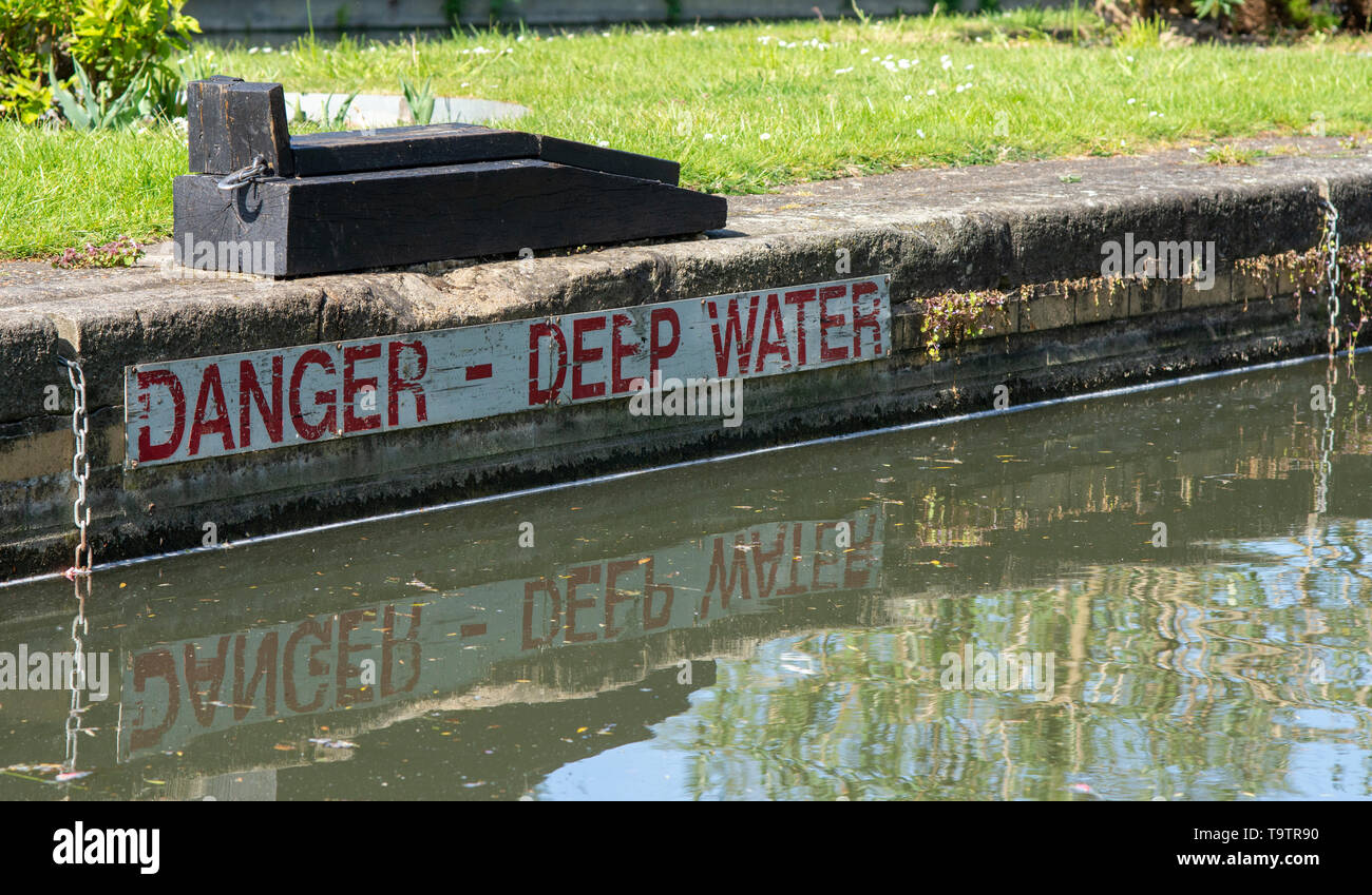 Danger Deep Water sign, Lock on River Cam, CAmbridge Stock Photo - Alamy