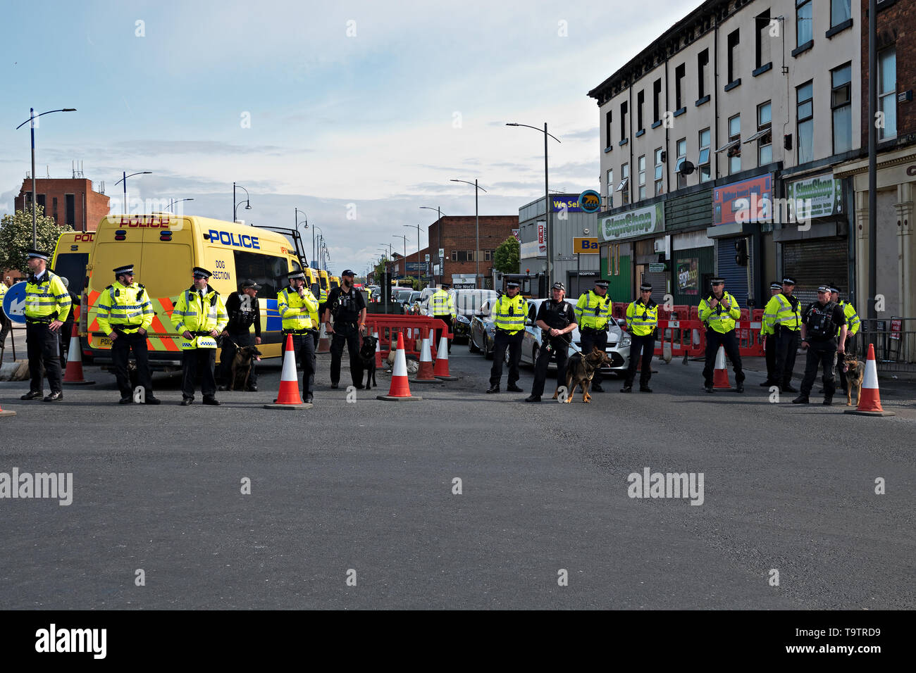 Police dog handlers hi-res stock photography and images - Alamy