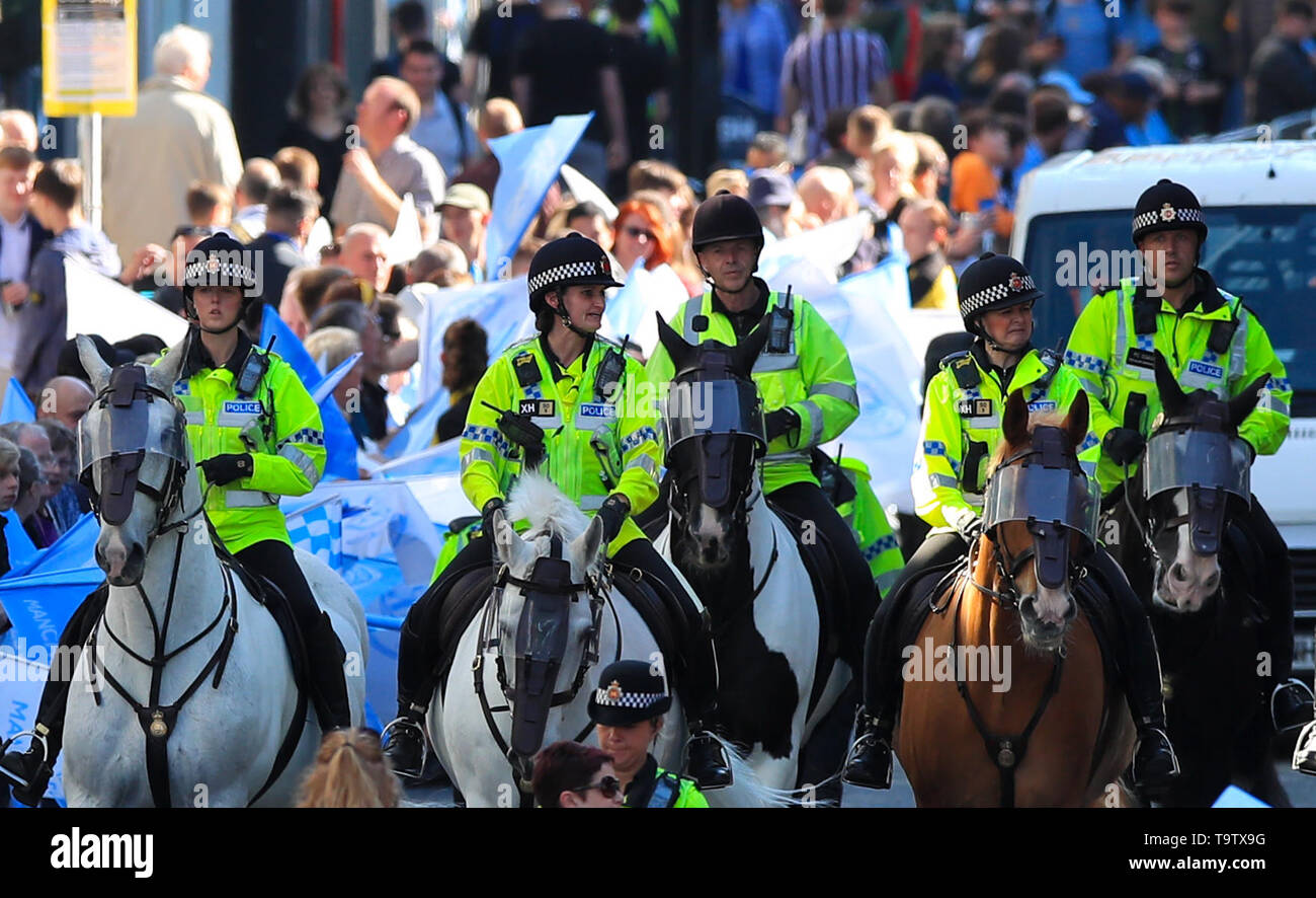Mounted police during the trophy parade in Manchester Stock Photo - Alamy