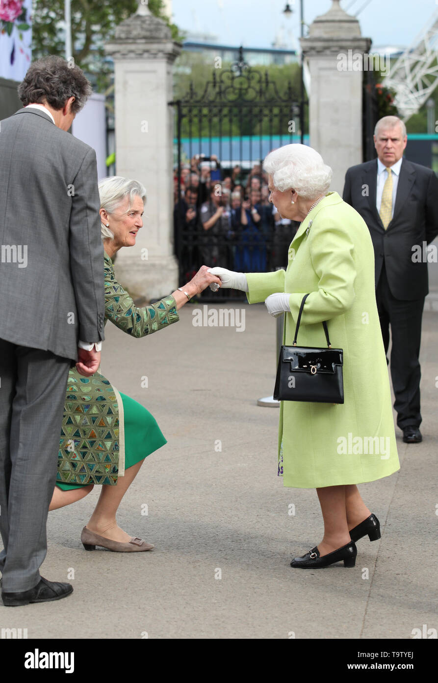 Queen Elizabeth II arrives at the RHS Chelsea Flower Show at the Royal ...
