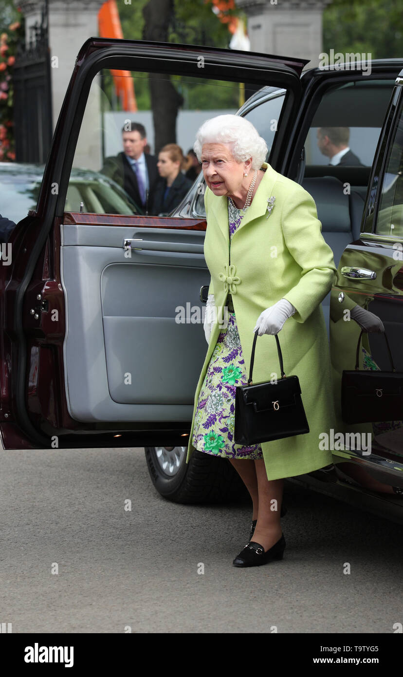 Queen Elizabeth II arrives at the RHS Chelsea Flower Show at the Royal ...
