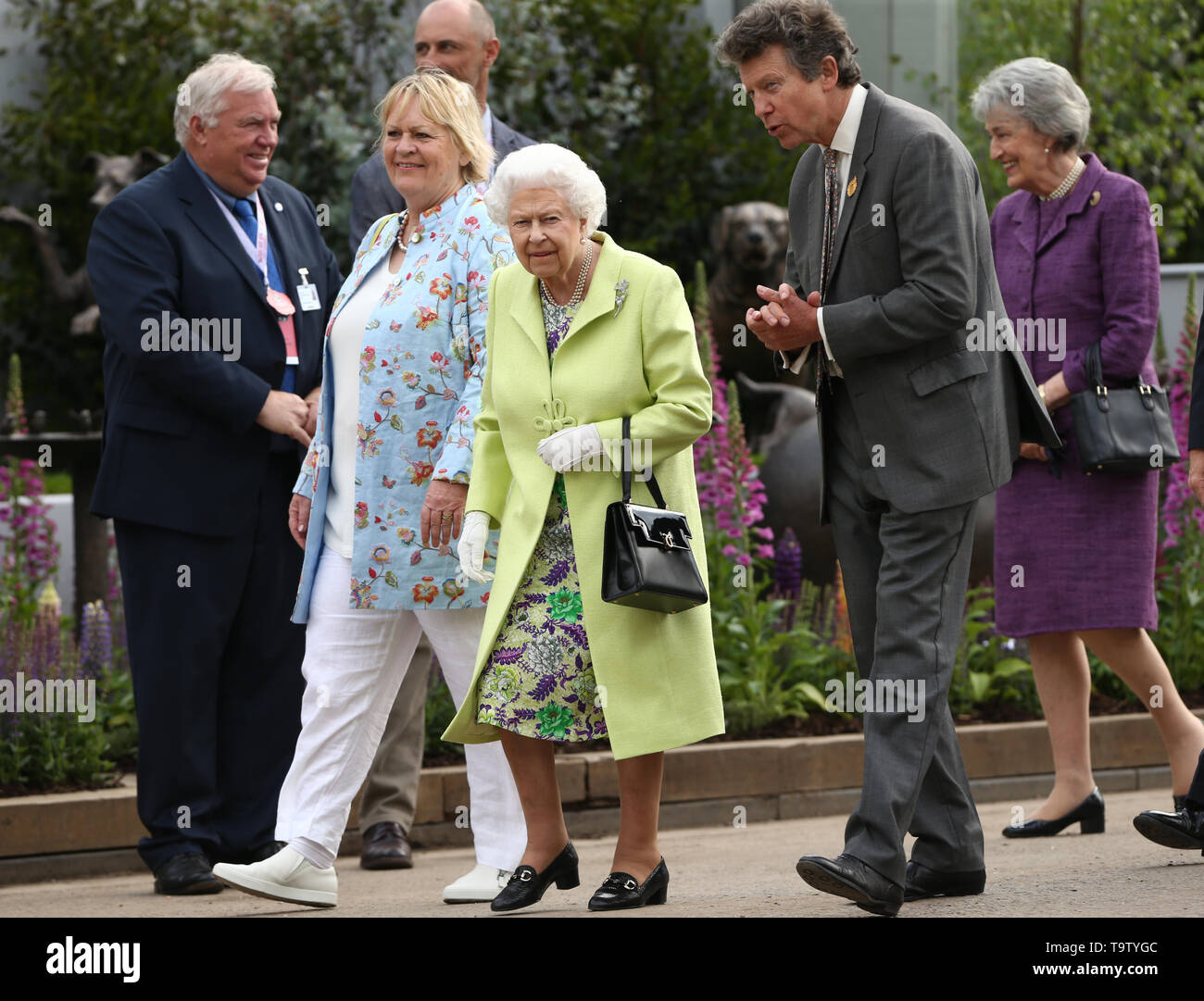 Queen Elizabeth II arrives at the RHS Chelsea Flower Show at the Royal ...