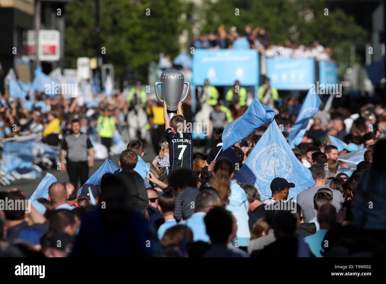 Manchester City fans during the trophy parade in Manchester Stock Photo ...