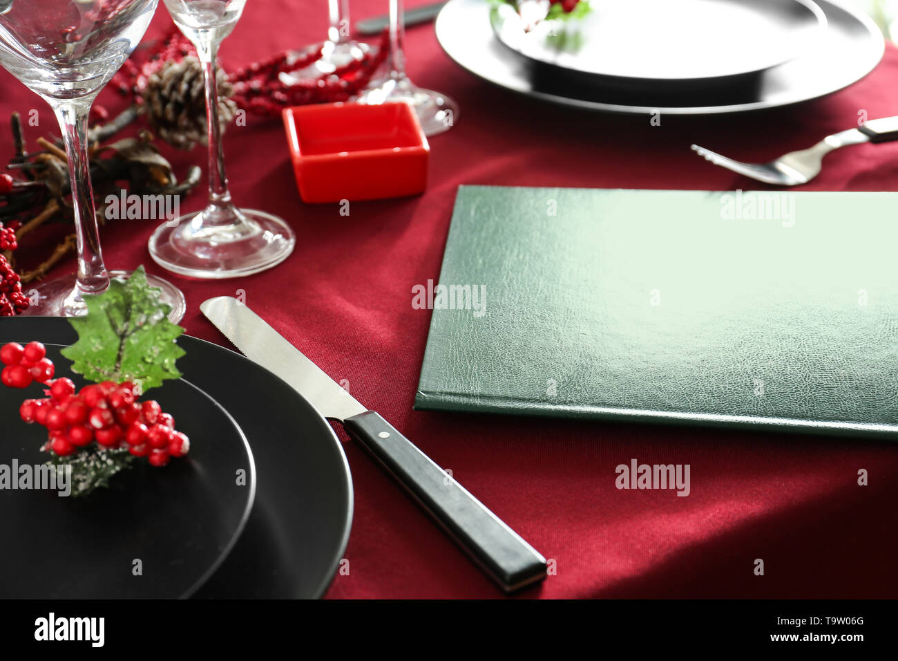 Menu on served table in restaurant Stock Photo - Alamy