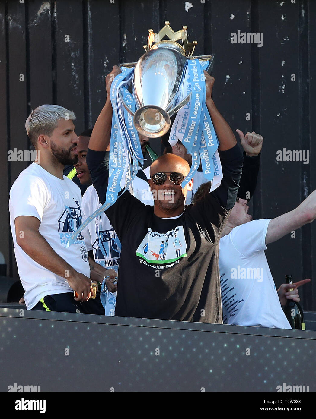 Vincent kompany premier league trophy hi-res stock photography and ...