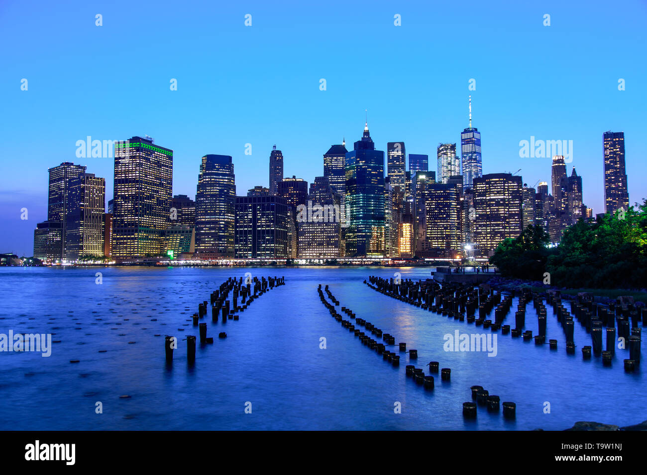 Manhattan panoramic skyline at night from Brooklyn Bridge Park. New ...