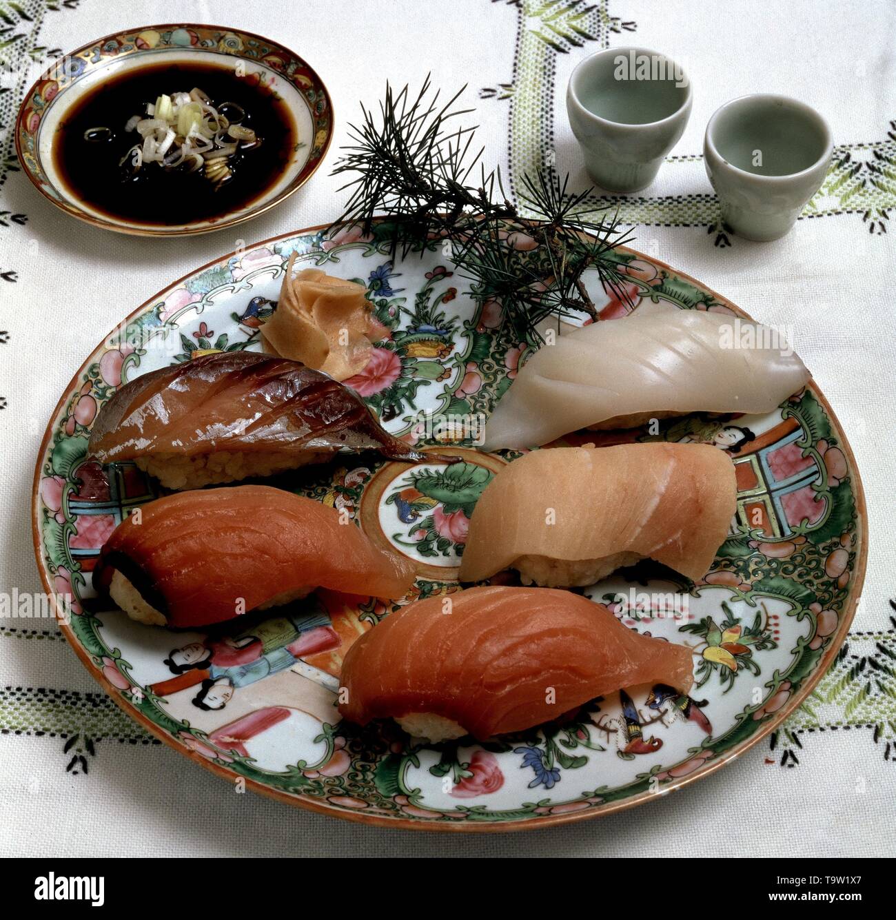 COCINA NATURISTA BOCADITOS DE PESCADO CRUDO JUREL CALAMAR Stock Photo ...