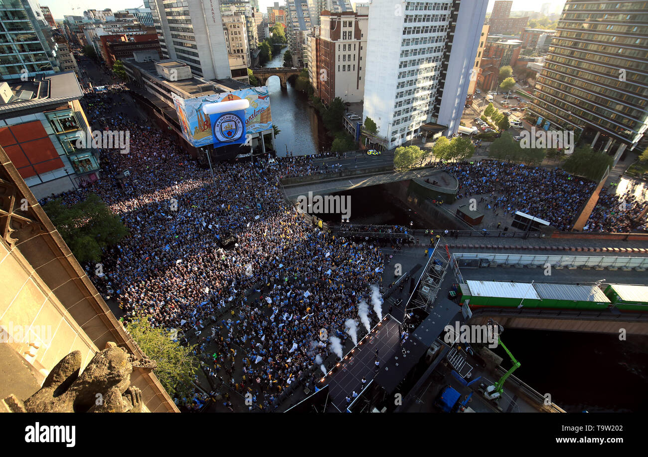 The crowds gather during the trophy parade in Manchester Stock Photo ...