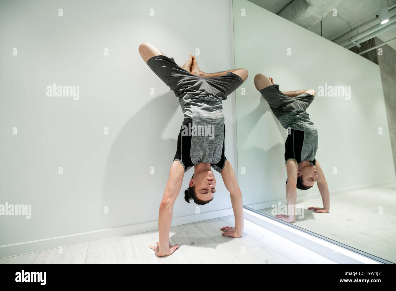 Handstand near wall hi-res stock photography and images - Alamy