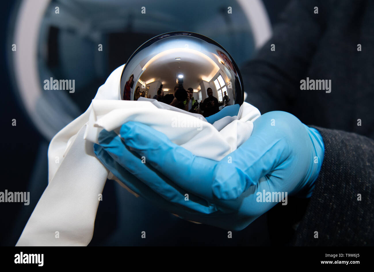 20 May 2019, Bavaria, Munich: An employee of the Physikalisch ...