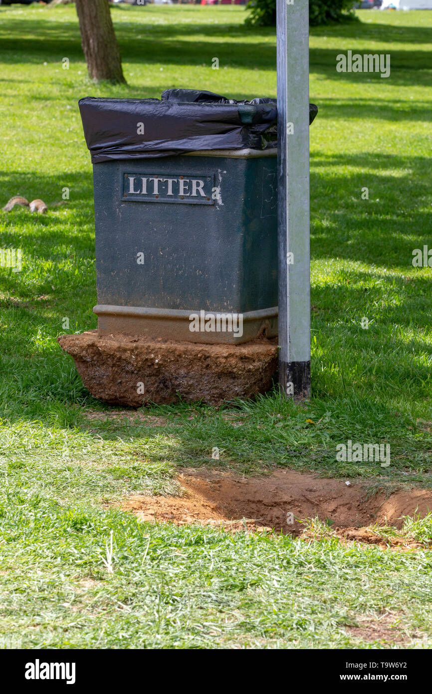 Leave litter park hi-res stock photography and images - Alamy
