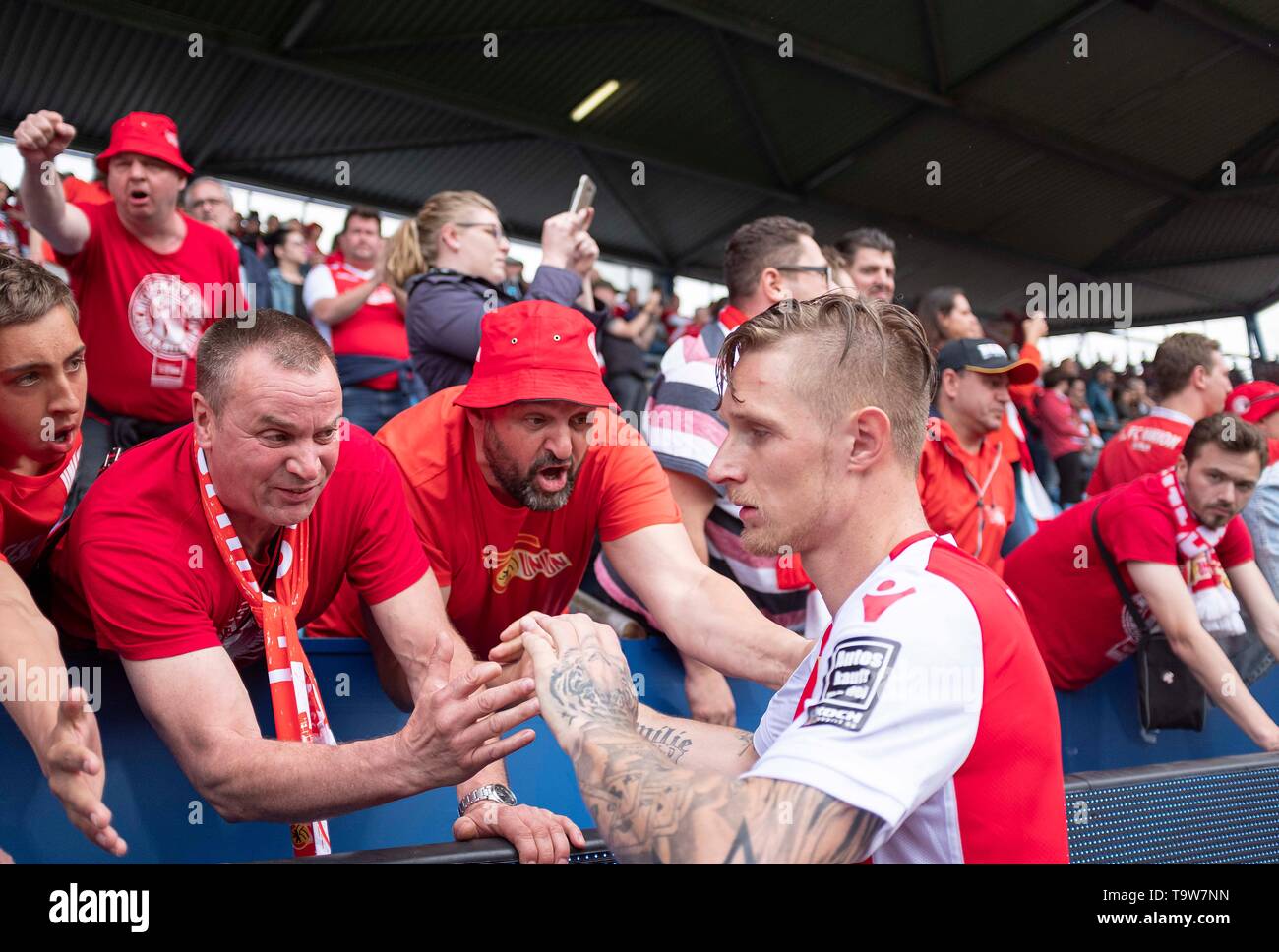 Drunk fans football hi-res stock photography and images - Alamy