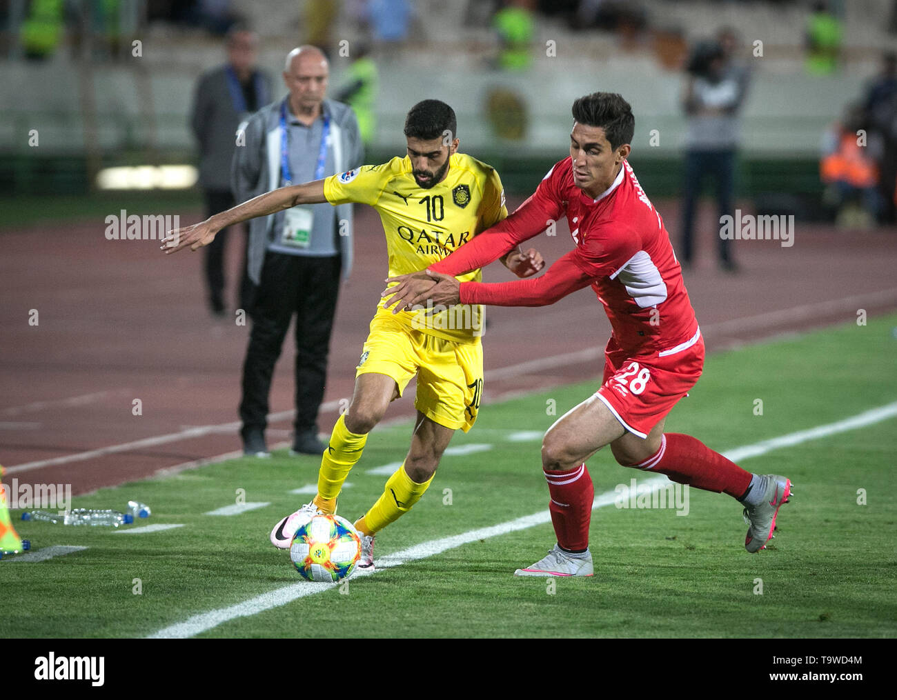 Tehran, Iran. 20th May, 2019. Mohammad Naderi (R) of Persepolis vies ...