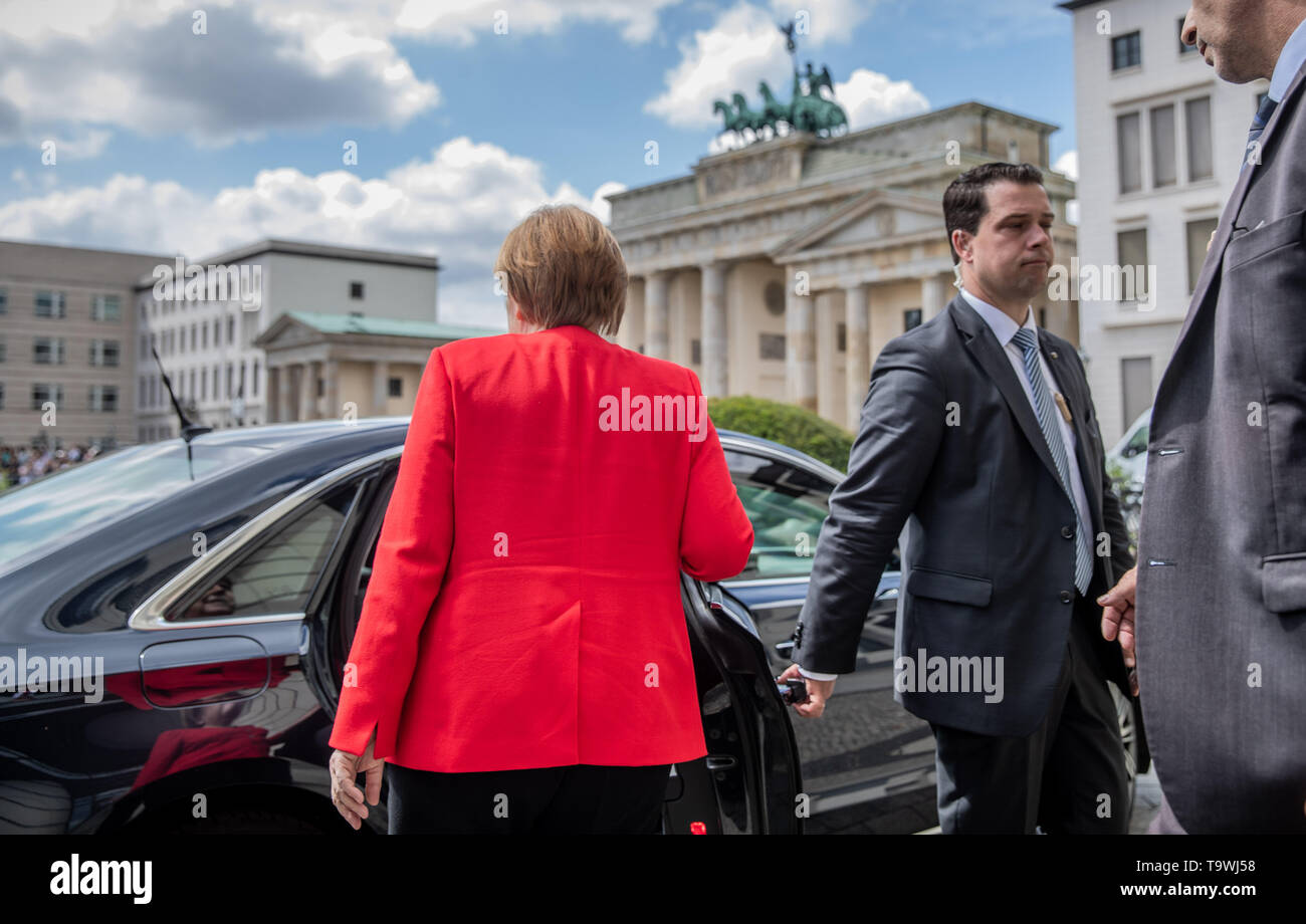 Berlin, Germany. 21st May, 2019. Chancellor Angela Merkel (CDU) gets ...