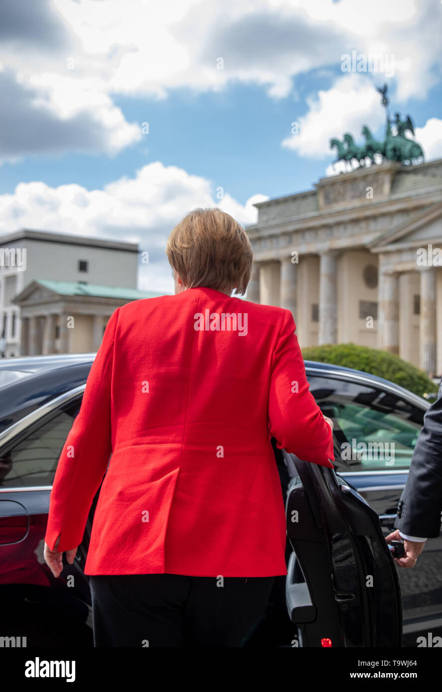 Berlin, Germany. 21st May, 2019. Chancellor Angela Merkel (CDU) gets ...