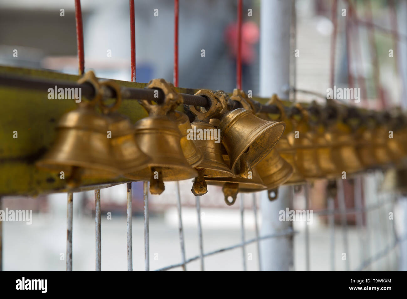 Solid gold buddha in temple hi-res stock photography and images - Alamy
