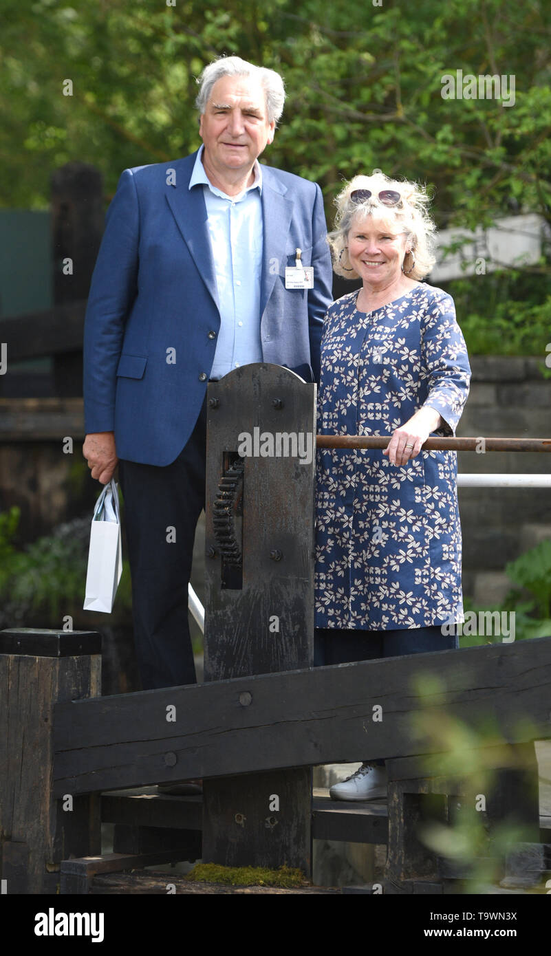 Jim carter and wife imelda staunton hi-res stock photography and images ...