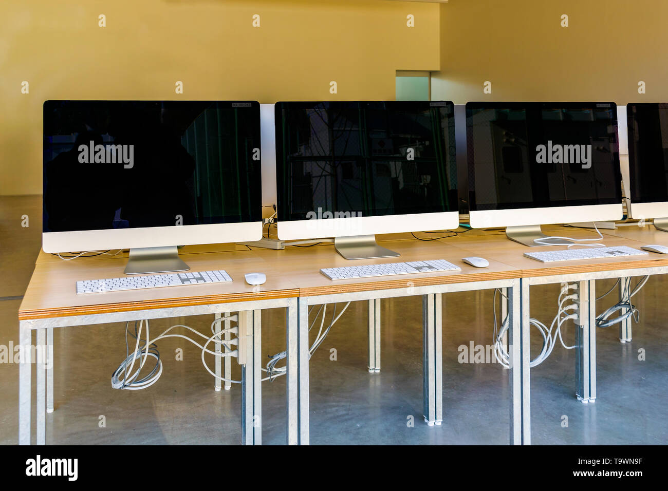 Modern classroom computers hi-res stock photography and images - Alamy