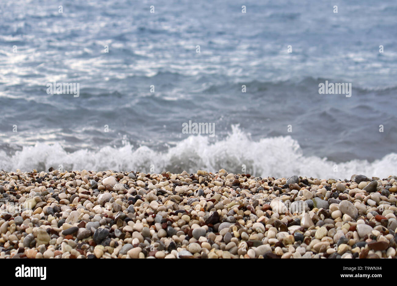 sea wave incident on the coastal shingle Stock Photo - Alamy