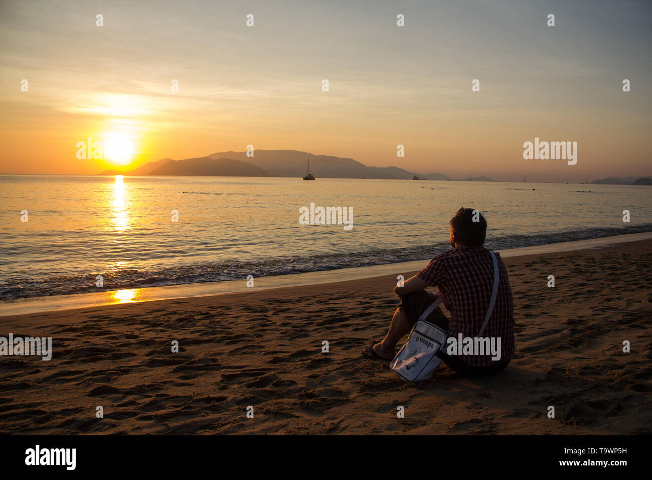 Person looking at golden sunset hi-res stock photography and images - Alamy