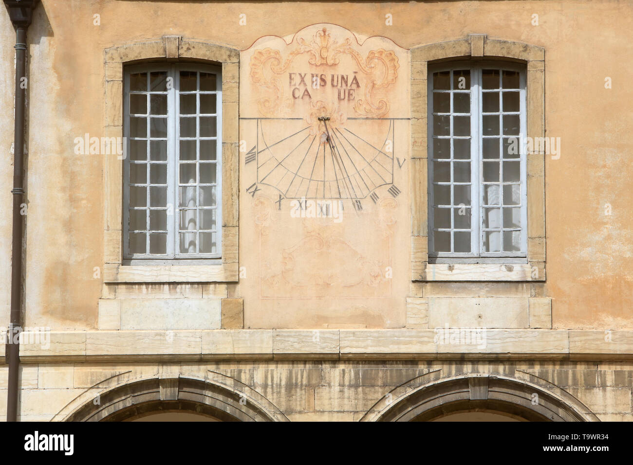Cadran solaire : "Ex iis unam cave". Abbaye de Cluny. Fondée en 909 ou ...