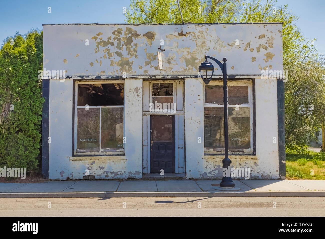 Old abandoned storefront hi-res stock photography and images - Alamy