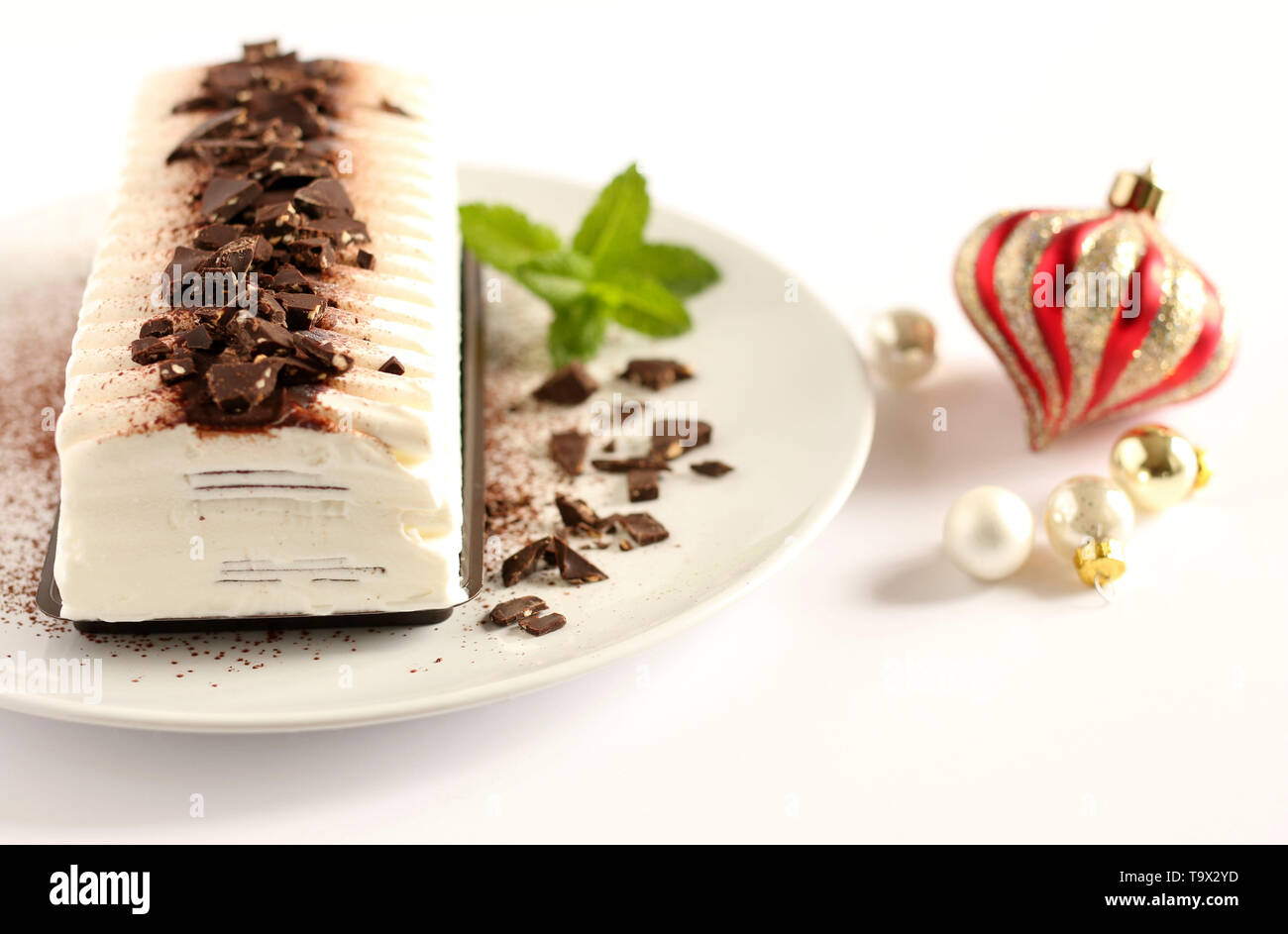 Yule log cake hi-res stock photography and images - Alamy