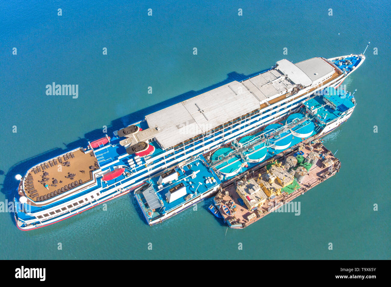 Refueling at sea - Small Oil products ship fuelling a large Bulk ...