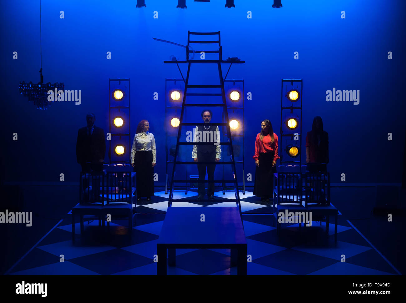 Group of actors hi-res stock photography and images - Alamy