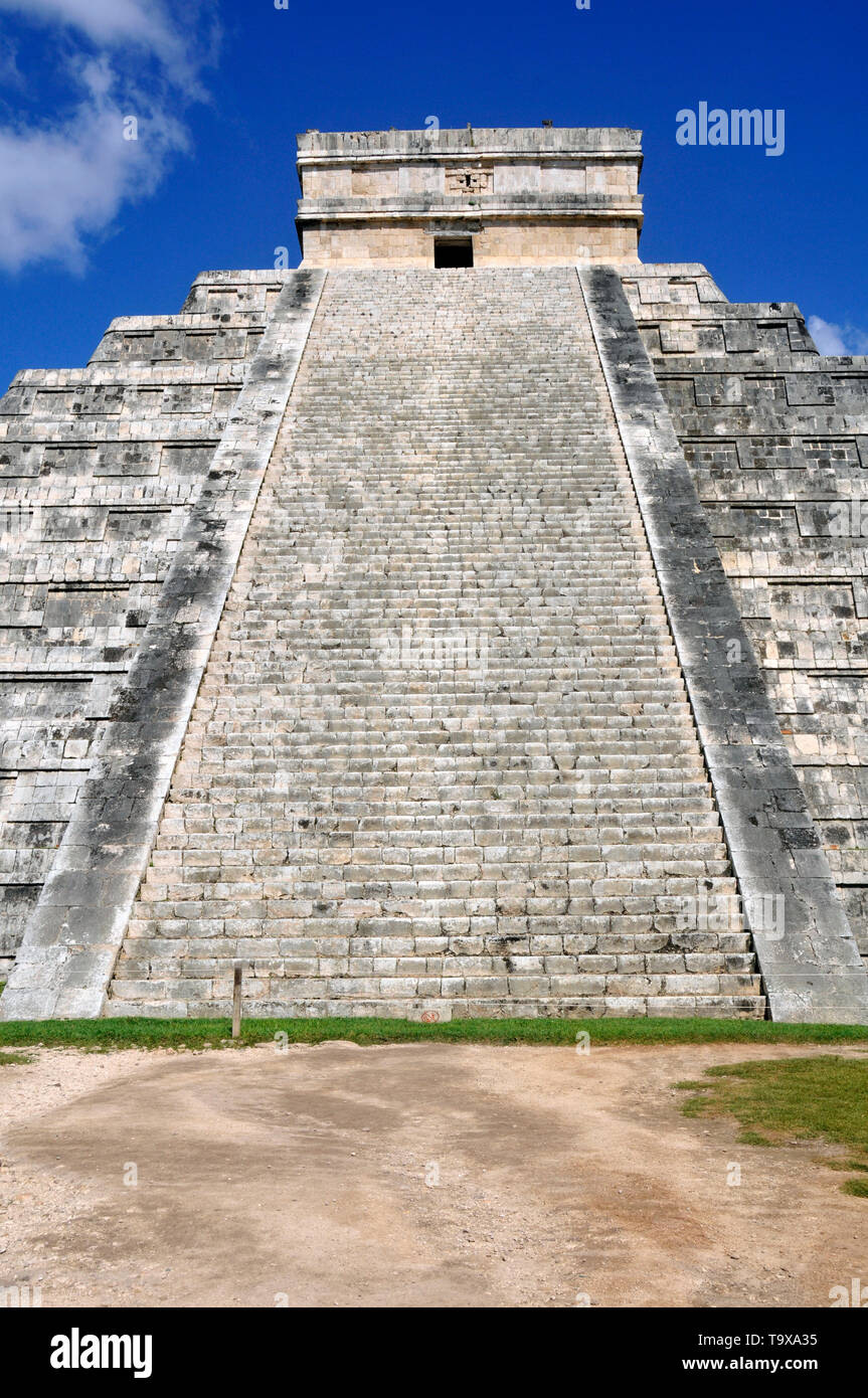 Stairway in the Mayan pyramid of El Castillo in the UNESCO heritage ...