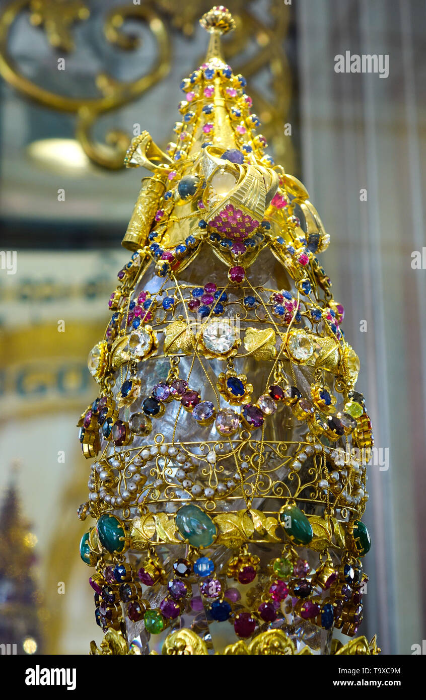 Asian luxury jewels hi-res stock photography and images - Alamy