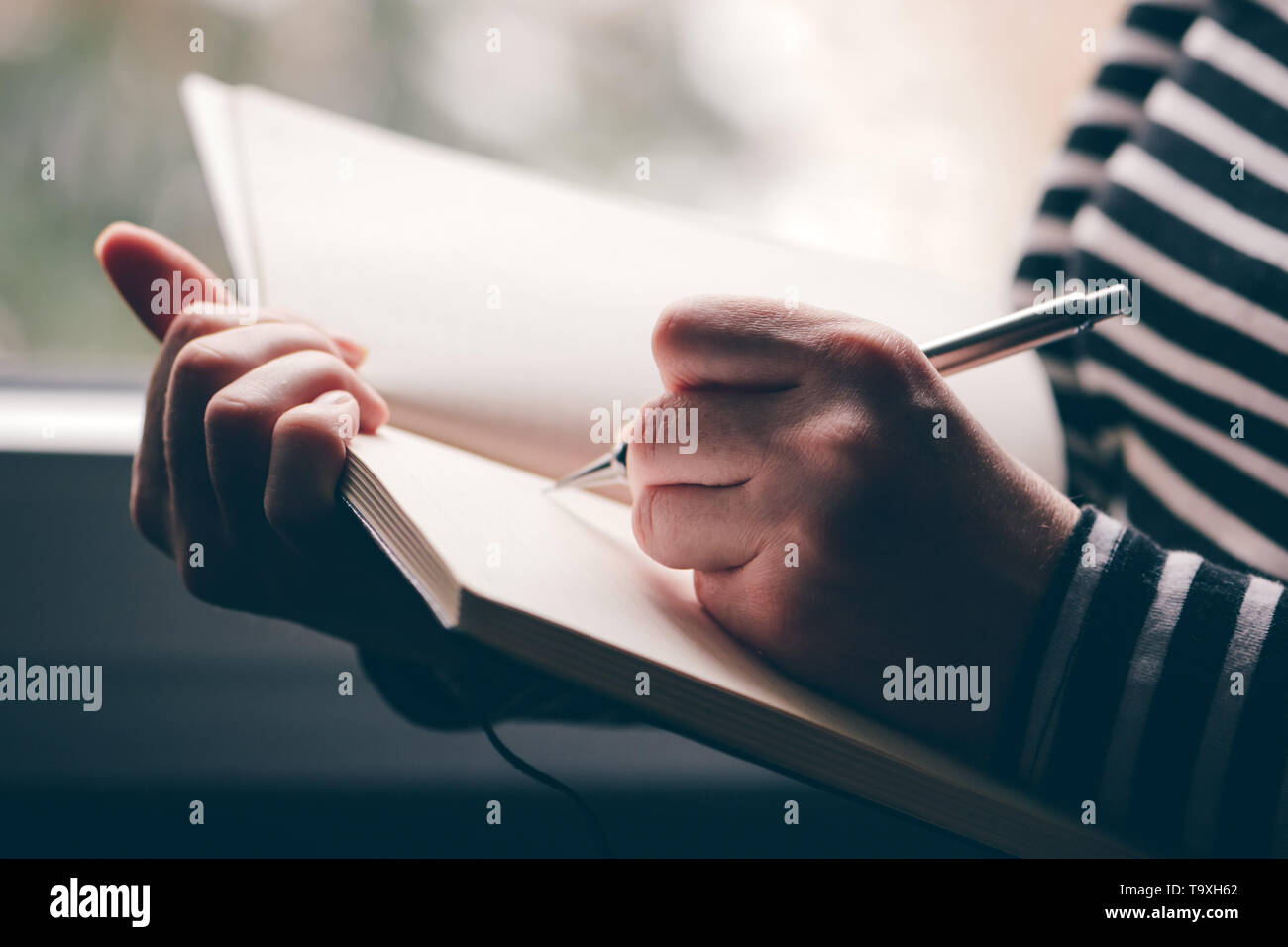 Left handed hi-res stock photography and images - Alamy