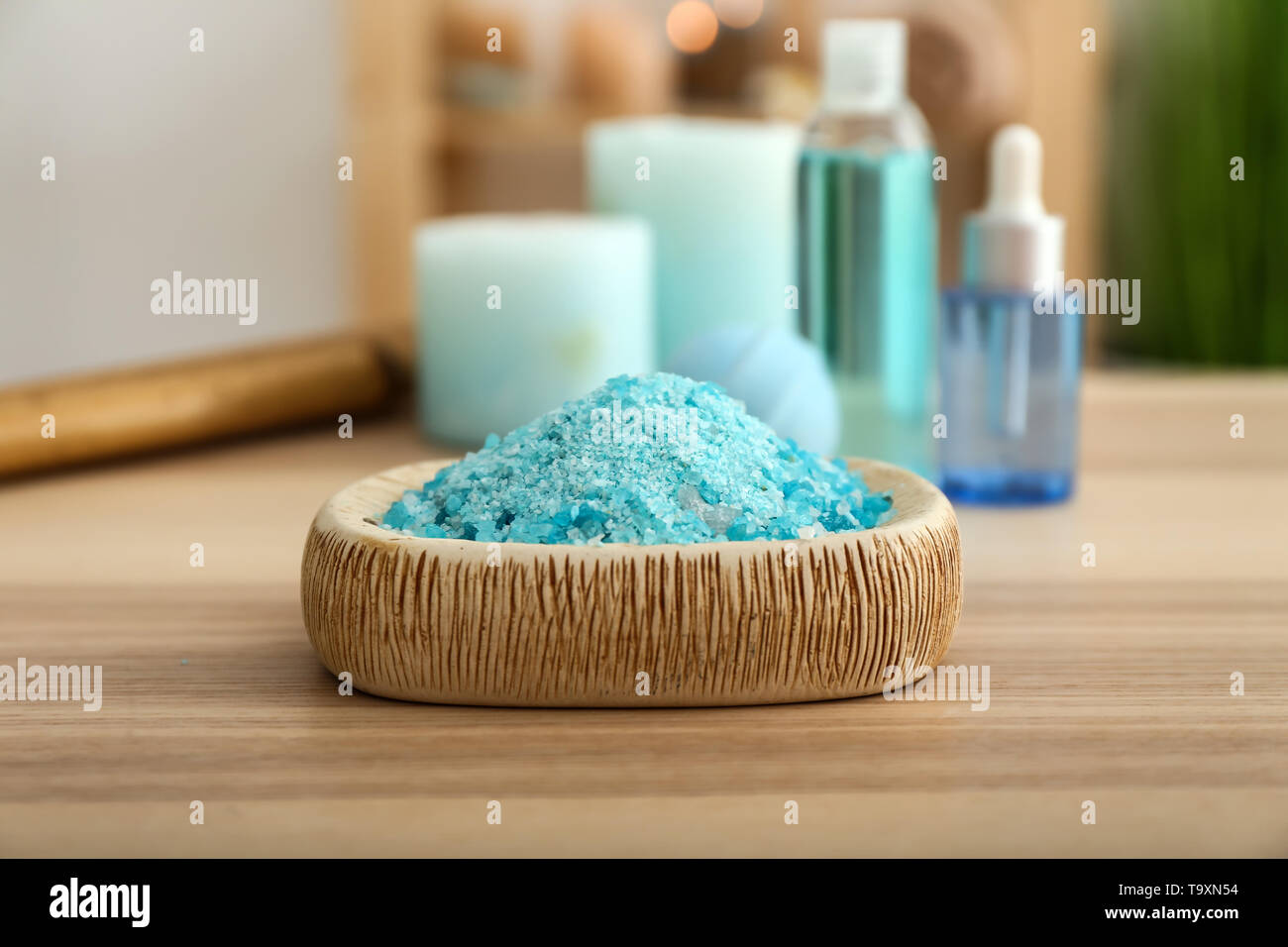 Bowl with sea salt on wooden table Stock Photo - Alamy