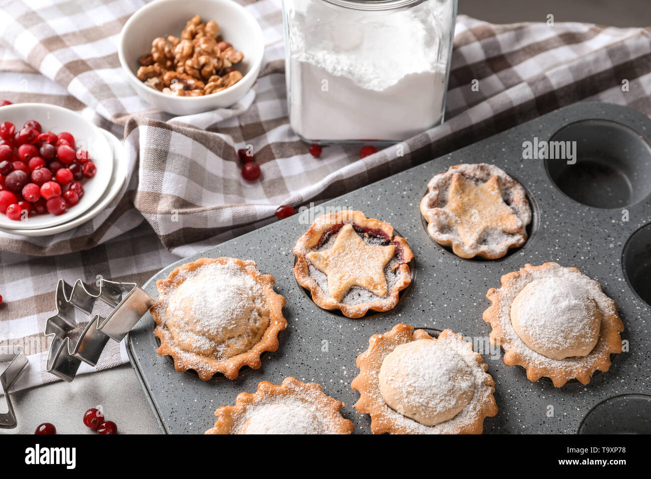 Baking tray with tasty mince pies on table Stock Photo - Alamy