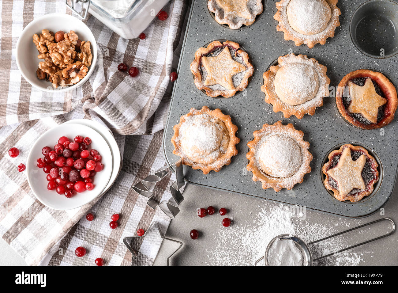 Baking tray with tasty mince pies on table Stock Photo - Alamy