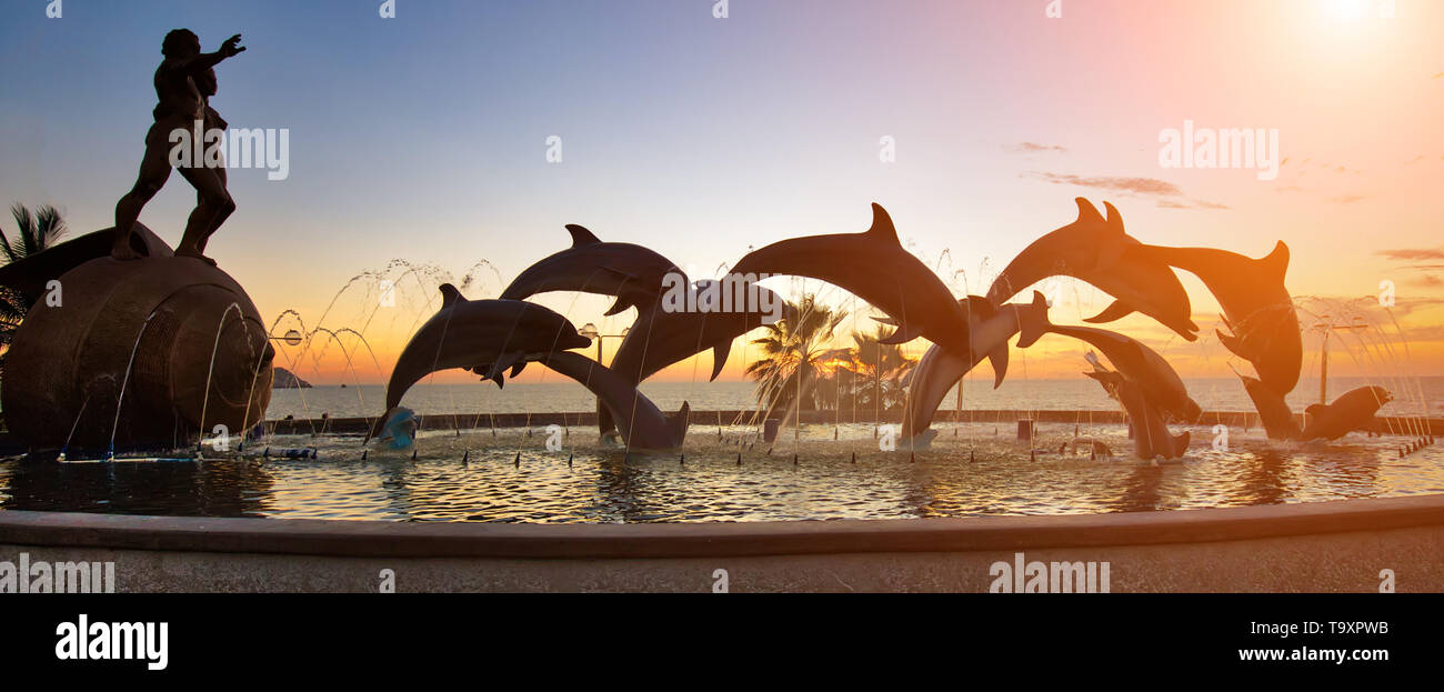 Golden mermaid statues hi-res stock photography and images - Alamy