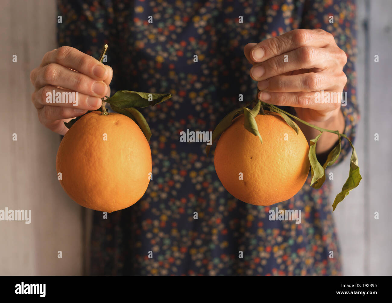 Hand holding half orange hi-res stock photography and images - Alamy