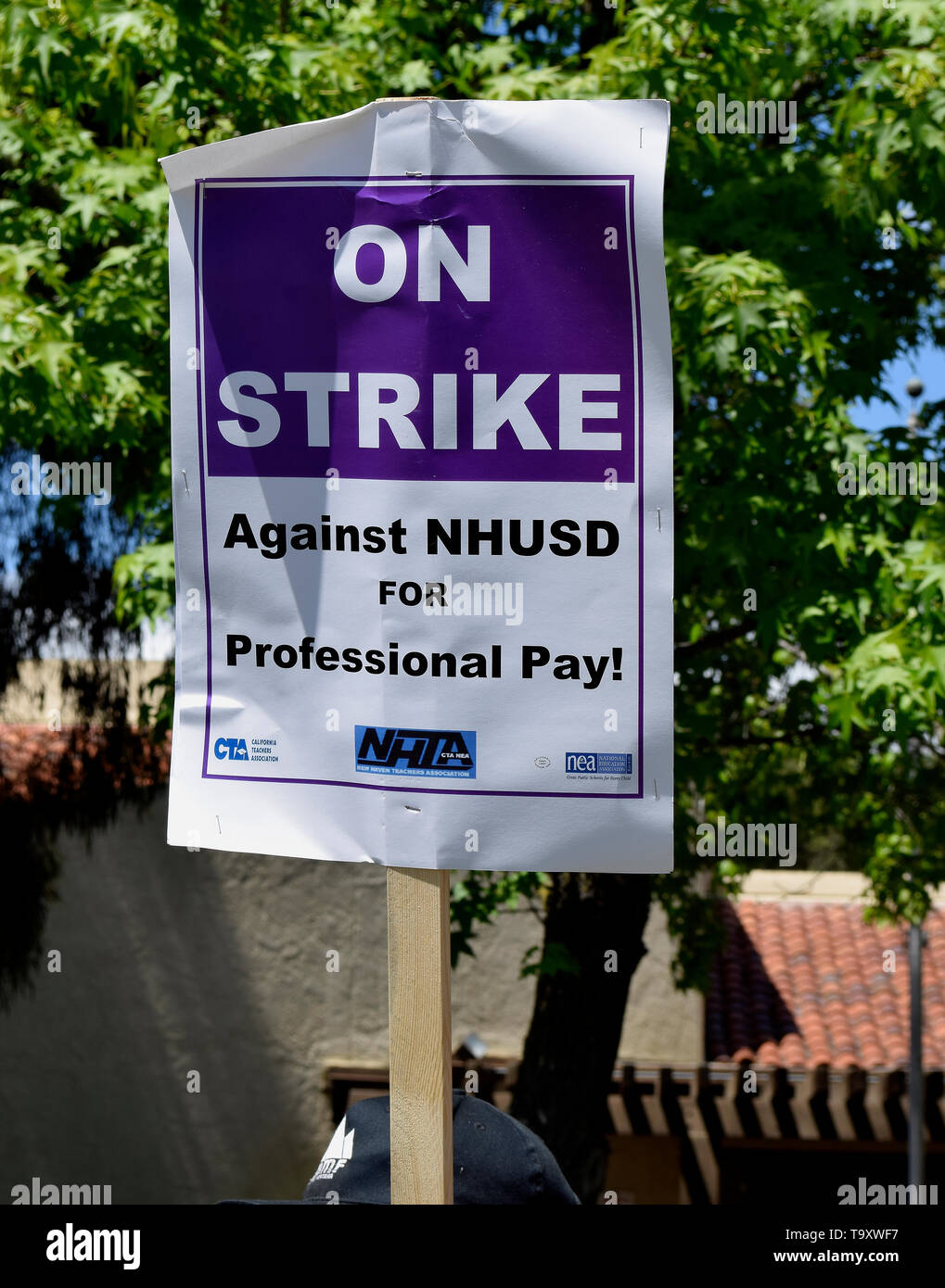 Strike picket sign hi-res stock photography and images - Alamy
