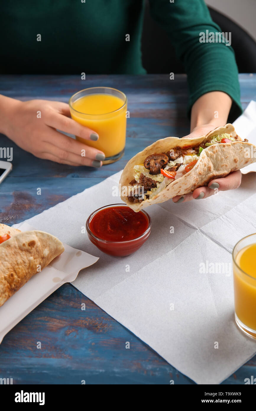 Eating taco woman hi-res stock photography and images - Alamy