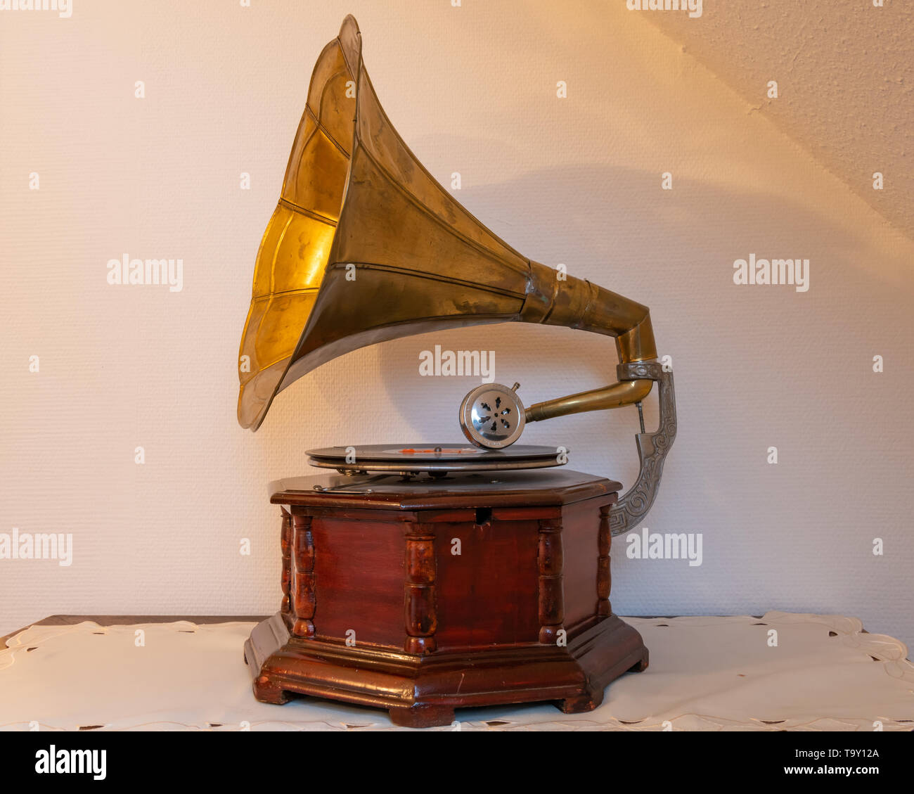 Antique gramophone phonograph megaphone hi-res stock photography and ...
